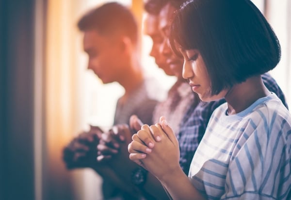 5 Verses About Praying For Others: What the Bible Says & How to Live It